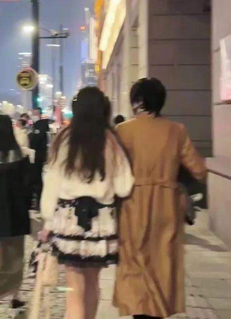 一次500块钱，她们委托同性Coser实现和纸片人约会的美梦 - 知乎