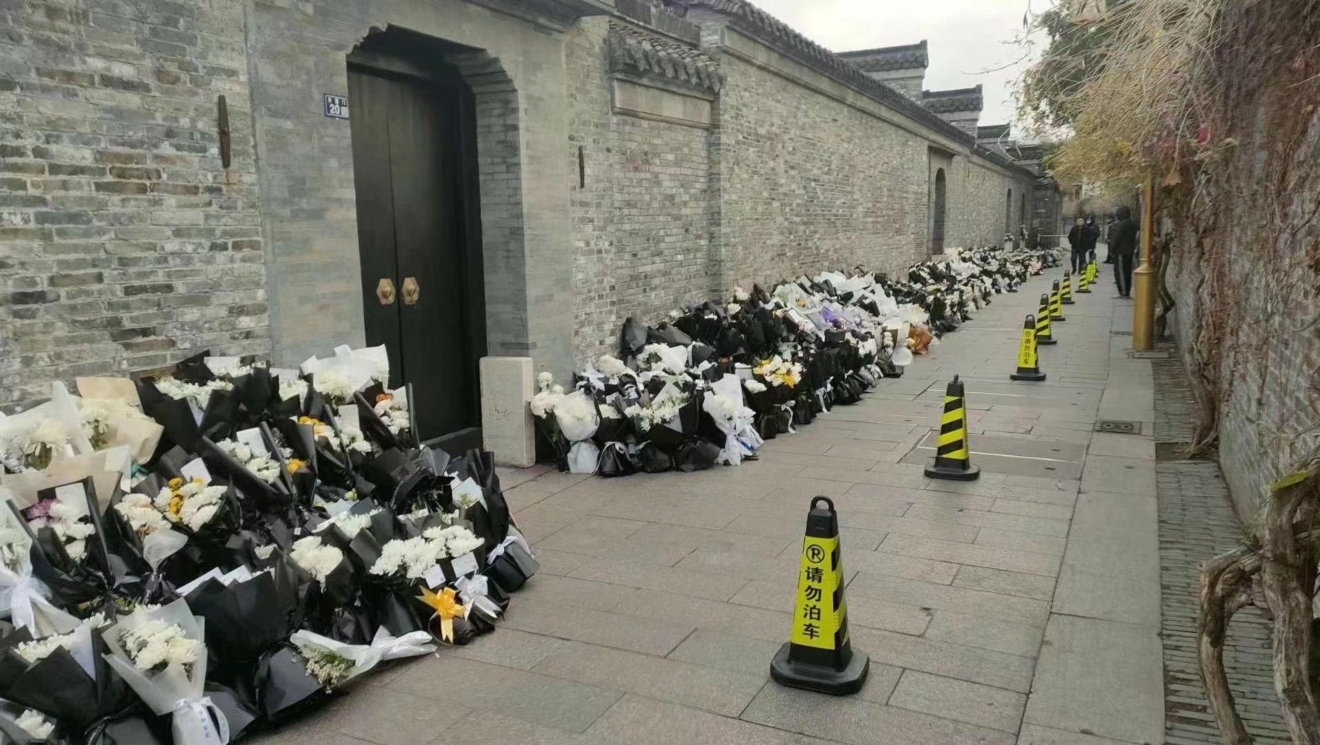 长者故居门前的鲜花 - 知乎