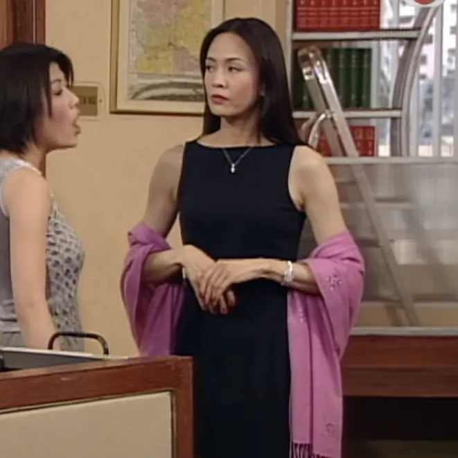 千禧年港剧《男亲女爱》之时髦精Miss Mo毛小慧服装造型， DoDo姐郑裕玲主演 - 知乎