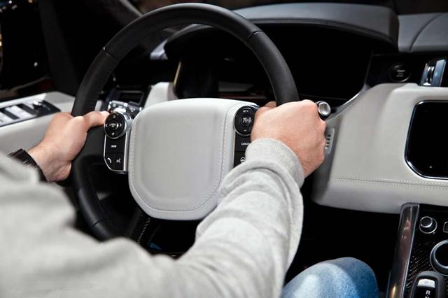 为什么车怠速时方向盘抖动严重，跑起来就没事了？ - 知乎