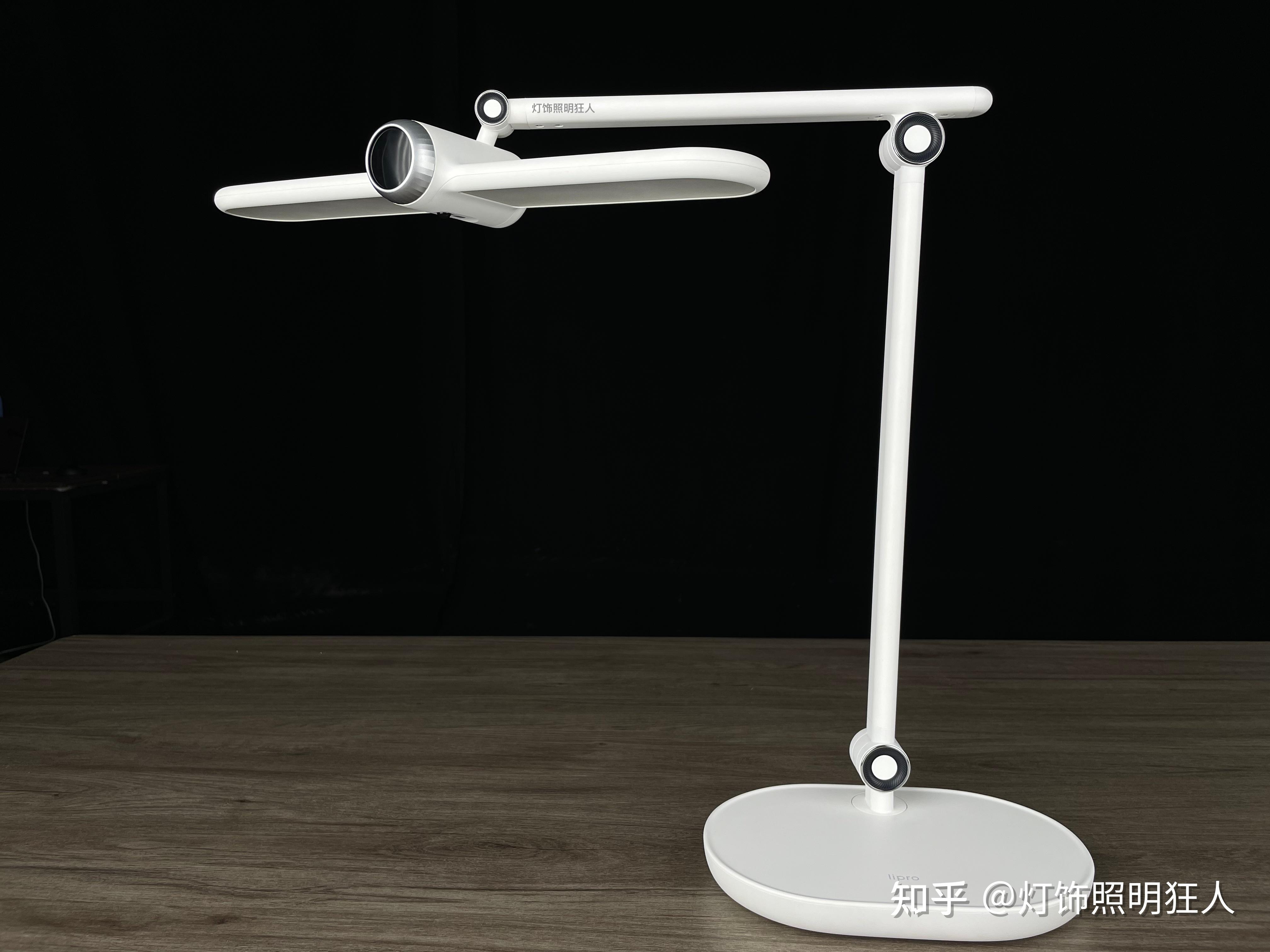 书桌上的壮志凌云——lipro学习台灯评测 - 知乎