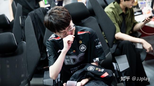 JJPLAY电竞报：EDG Fofo抢Uzi五杀光速道歉，阿乐笑要被神罚了 - 知乎