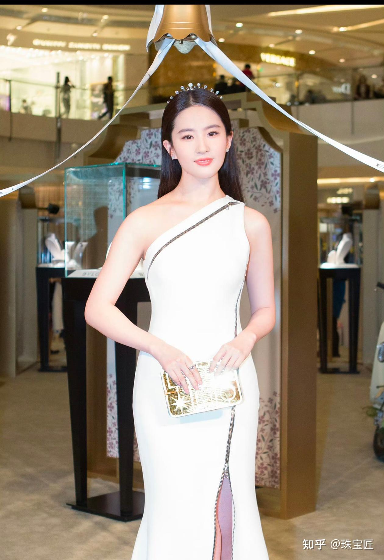 165ct！宝格丽：这次够大了吗！刘亦菲霸屏VOGUE，5亿蓝宝石终于抢镜成功！ - 知乎