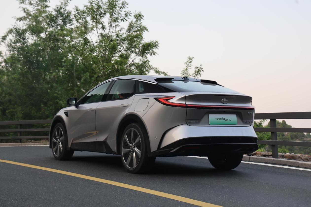 10万级实力SUV！一汽丰田bZ5上市 哪个配置值得选？ - 知乎