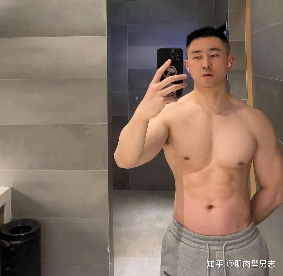 别再舔黑皮体育生了!这位白到发光的上海巨乳哥才是真爱~ 知乎