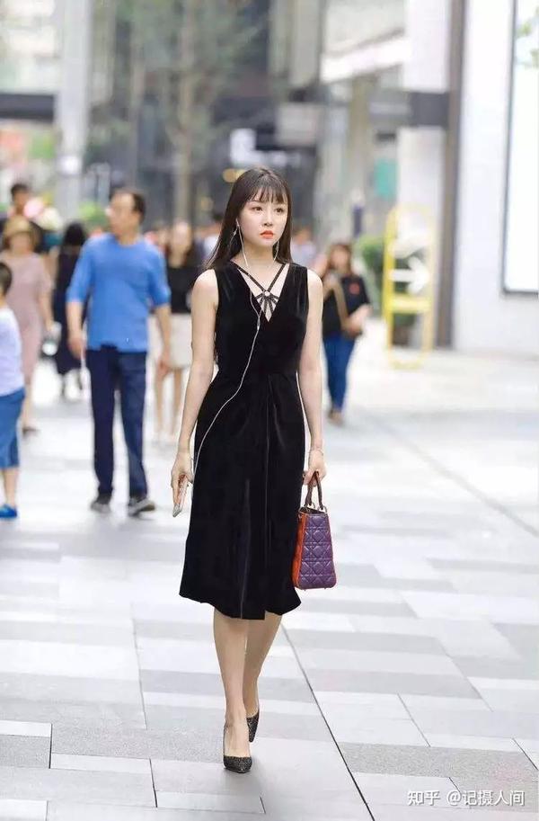 街拍时尚高清组图：夏日女生高跟鞋穿搭，带给人一种视觉的时尚感 知乎