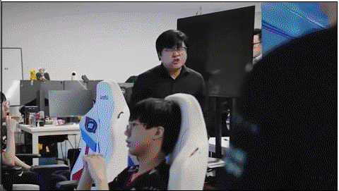 EDG又一名场面公开！被RNG翻盘后，主教练直接发飙，猛锤桌子泄愤 - 知乎