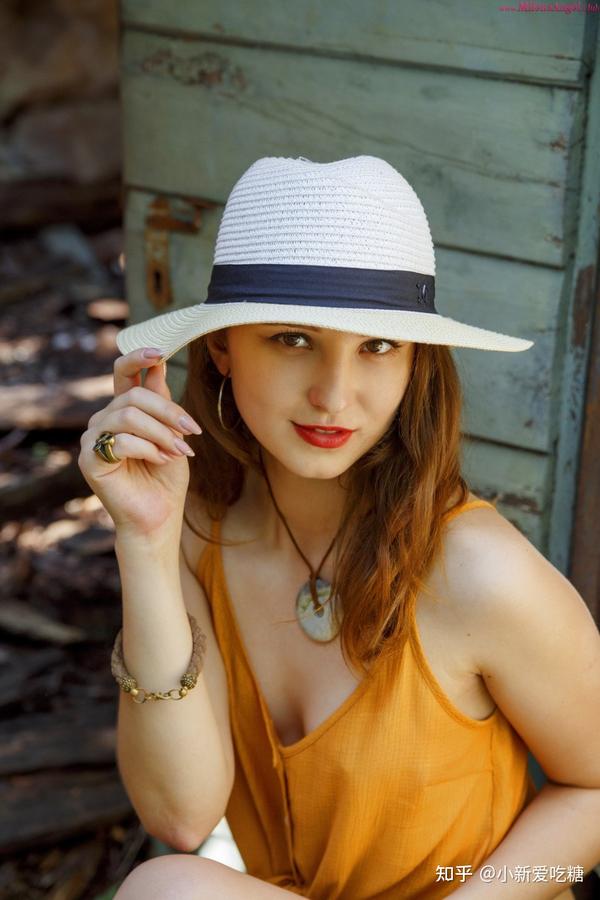 Milena Angel 和 Anna Kais 在旧铁门前摆姿势 - 知乎