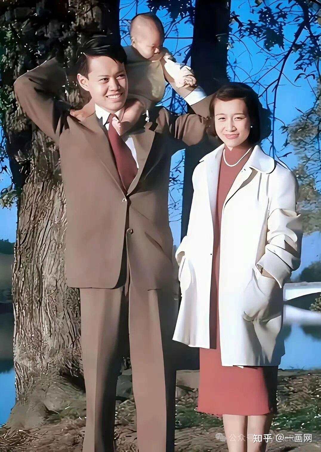 五十年代初，杨振宁与妻子杜致礼、儿子杨光诺合影留念 - 知乎