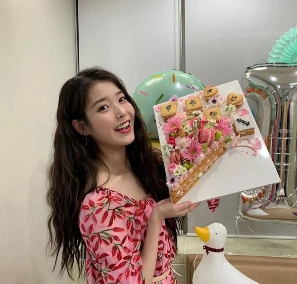 IU这么可爱单纯的国民妹妹，谁不想娶回家 - 知乎