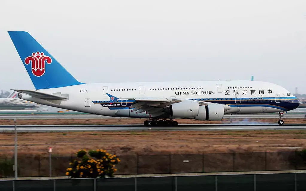 南航A380滑行偏出跑道 它的地面移动你了解多少？ - 知乎