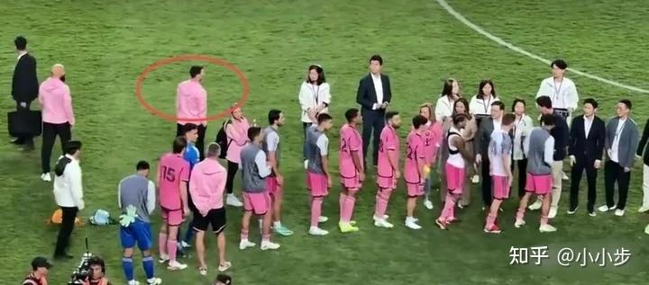 气愤！在香港黑脸不上场的梅西，在日本登场踢球友好互动，太双标 - 知乎