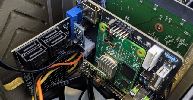 CM4 custom PCIe开源项目，让Raspberry Pi 4变成4 Bay土炮NAS - 知乎