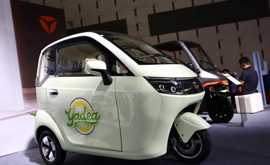 冬季出行神器！雅迪全封闭三轮篷车EV301，舒适安全又智能，5000元以内拿下！ - 知乎