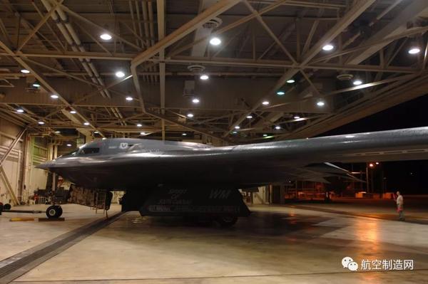 近距离感受一下B-2隐形轰炸机，科技仿佛来自外星！ - 知乎
