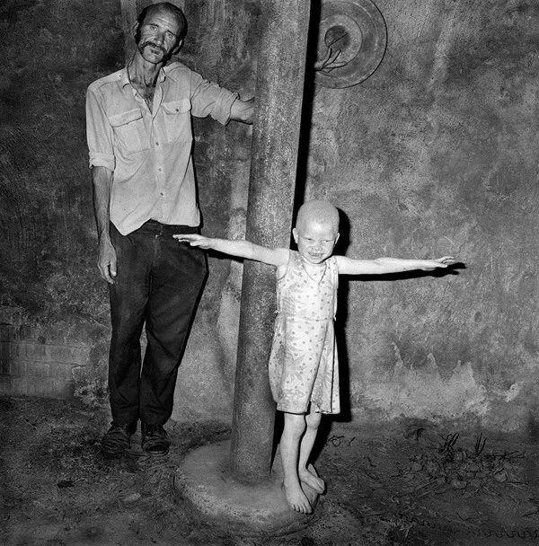 Roger Ballen | 全集：这里没有我们可以参考的世界（或有不适，谨慎阅读） - 知乎