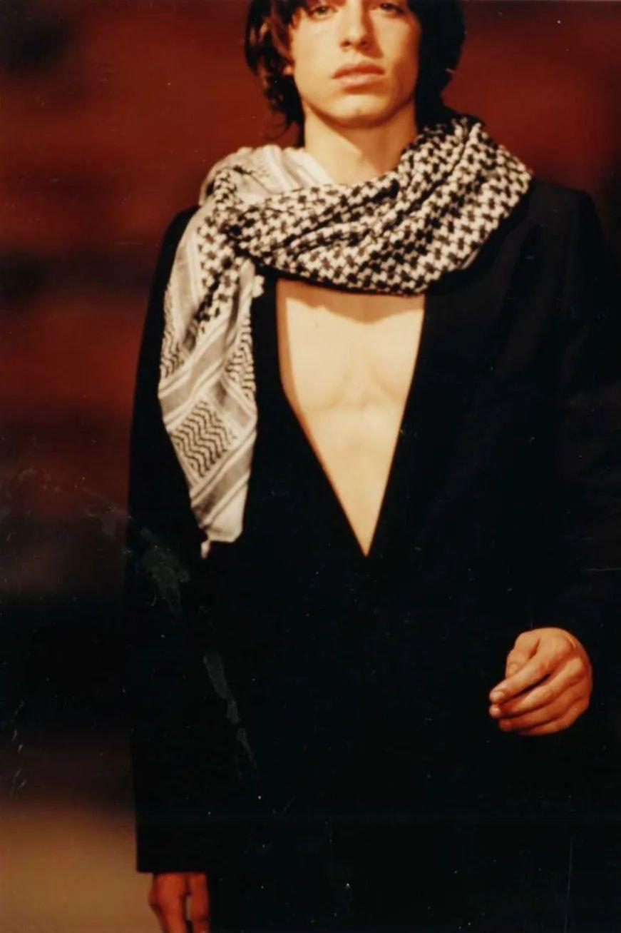 永远热泪盈眶的叛逆少年，一起回顾Raf Simons 27年设计生涯的经典时刻。 - 知乎