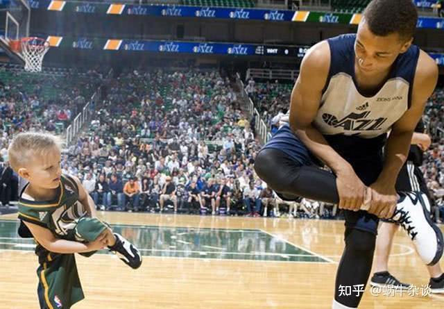 NBA最小的球员，年仅5岁却签下正式合同，登场完成一次扣篮 - 知乎
