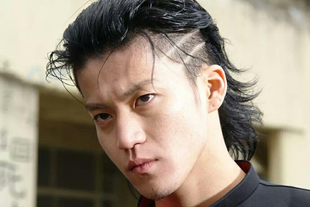 男生两边剃掉中间留长的发型叫什么名字怎么跟发型师讲 知乎