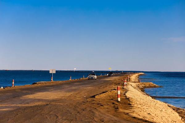 航拍：青海最美“海上公路”，如巨龙盘亘双色海平面 - 知乎