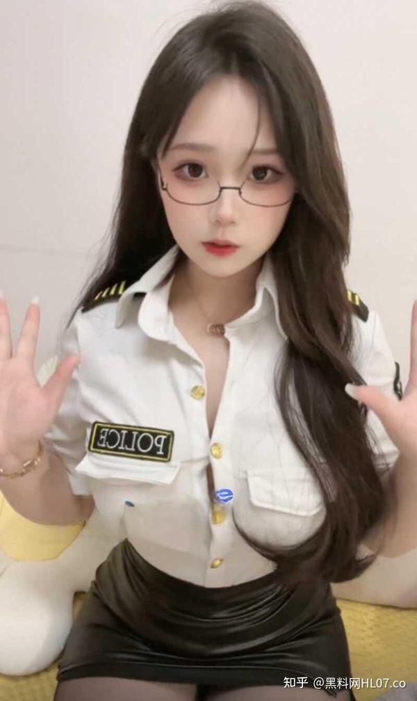 抖音外围博主都是这么敛财的！童颜巨乳纯欲天花板抖音可兔兔 23W 粉博主高价私人定制露脸福利 - 知乎