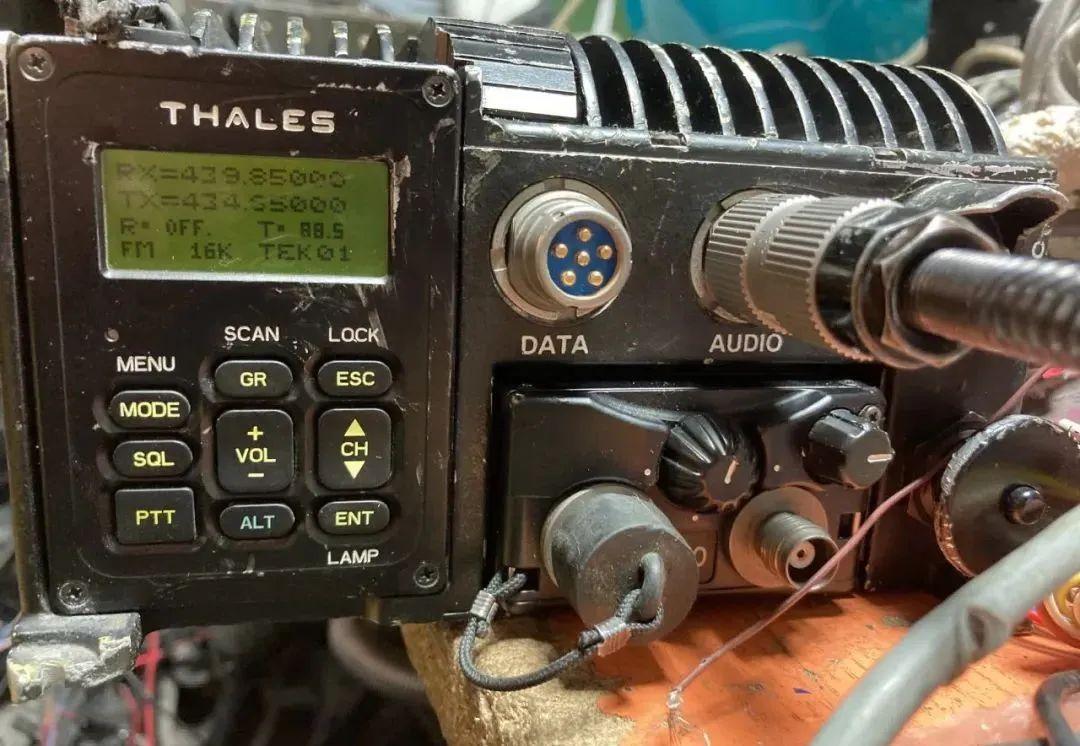 拆了一个美军电台PRC-148 JEM和配套车载功放AN/VRC-111，设计不是一般复杂！ - 知乎
