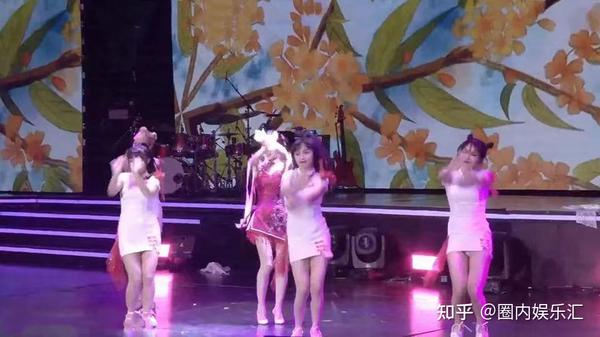 美女网红舞台被指博眼球,穿着清凉露打底裤,镜头仰拍裙底太猥琐 知乎
