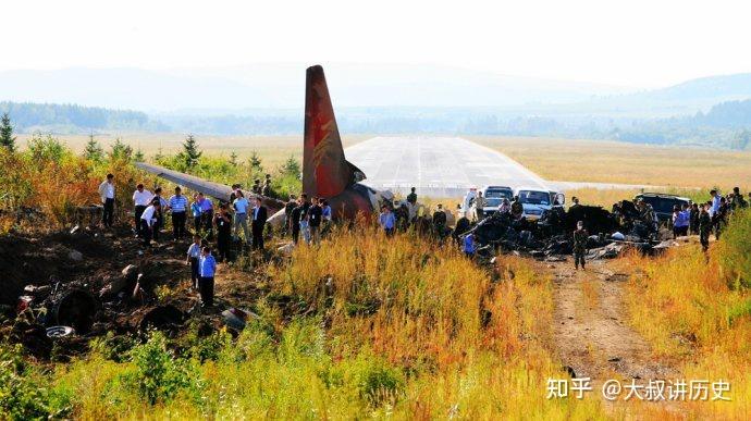 2010年，伊春空难死亡44人，机长因何独自逃生，后来怎么宣判的？ - 知乎