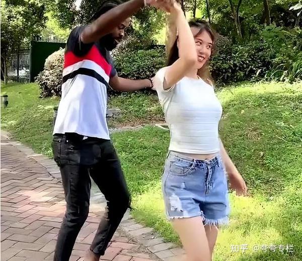 女子和黑人小伙同居,网上炫耀:比我小10岁,耐力比前任好 知乎