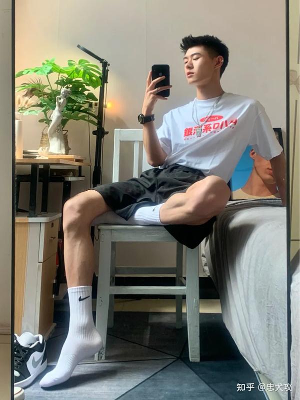 这种白袜1应该很多人喜欢吧?” 知乎