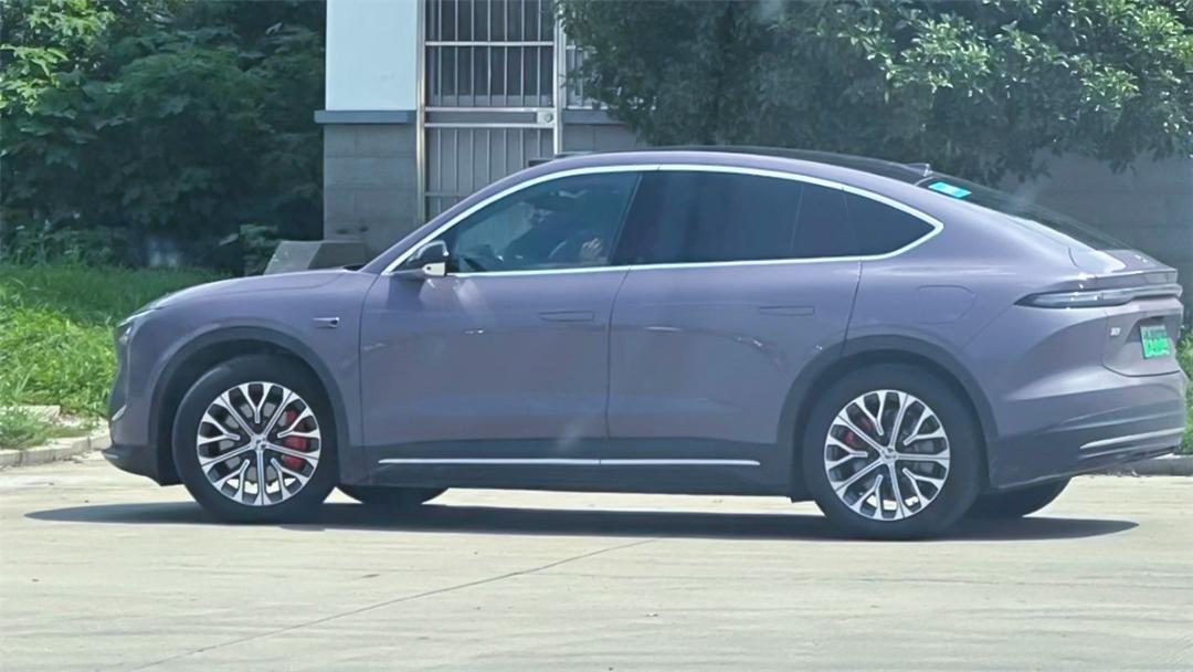 小伙真俊，野生蔚来全新一代EC6再度出没 - 知乎