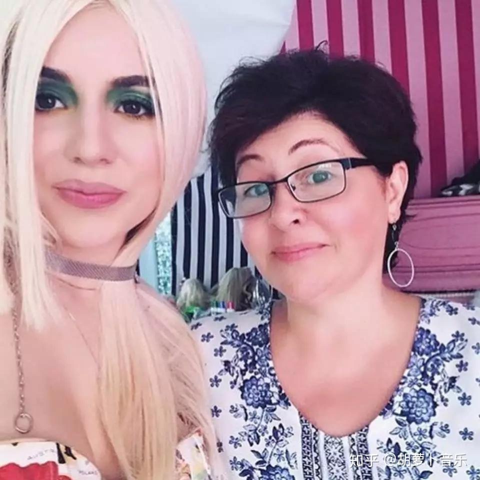 追星必备！你需要知道有关Ava Max的十件事 - 知乎