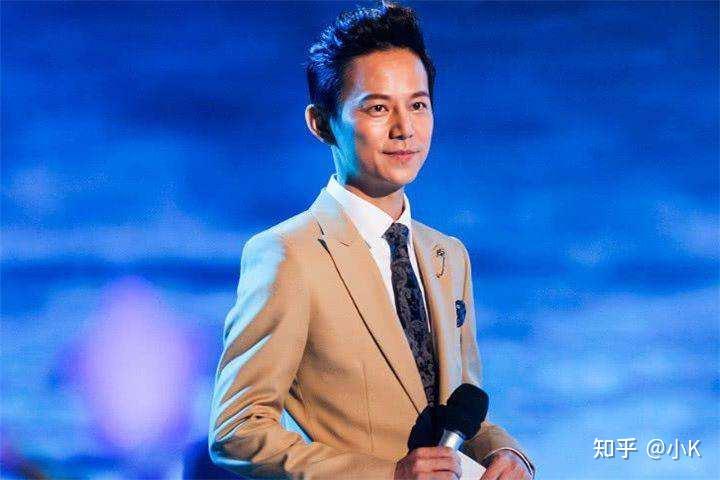 有一种“惊艳”叫主持人救场，倪萍淡定念白纸，撒贝宁怒怼观众 - 知乎