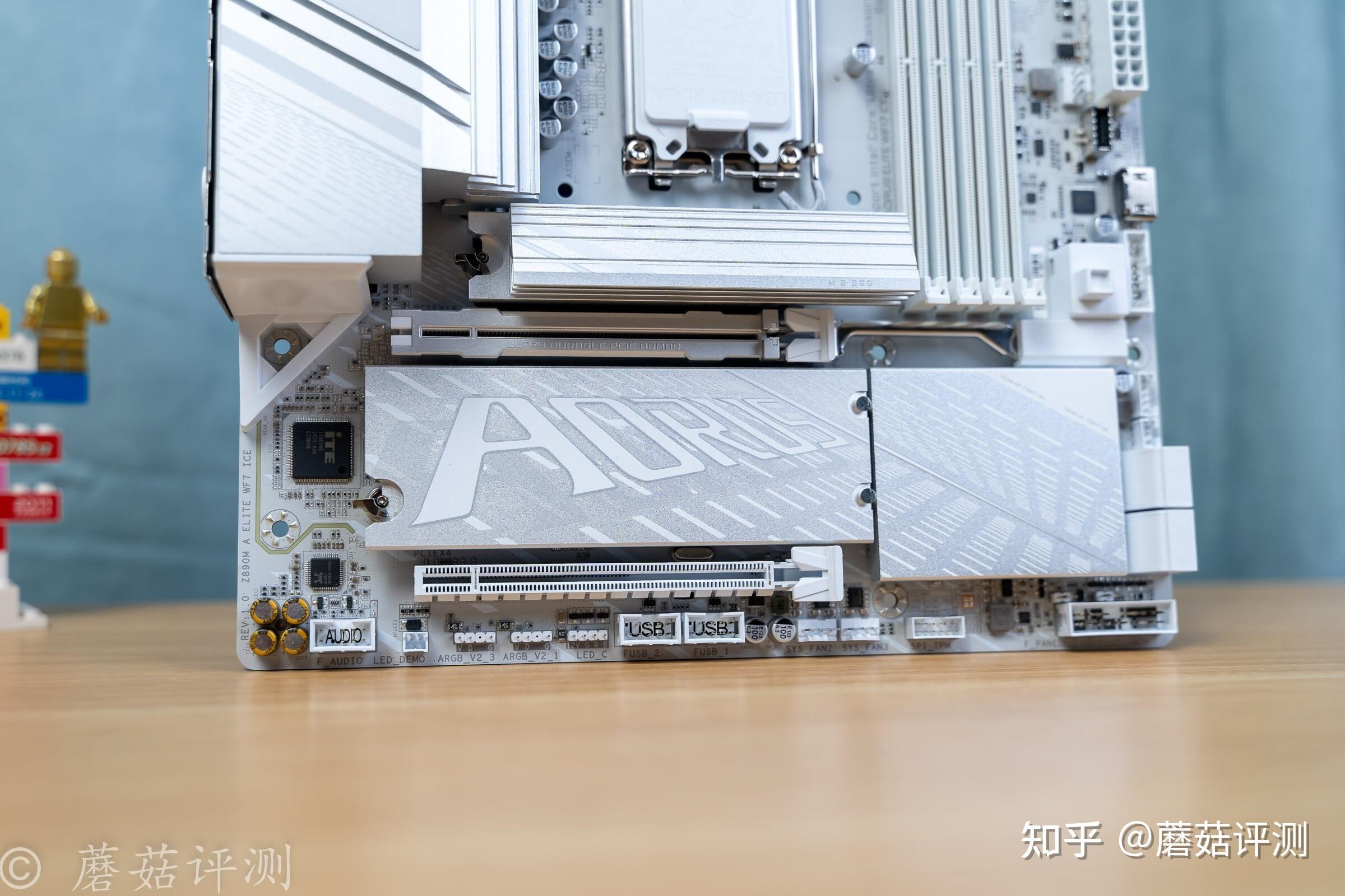 梦幻白装，打造小体积钢炮主机，技嘉冰雕Z890M AORUS ELITE WF7 ICE DDR5主板 拆解评测