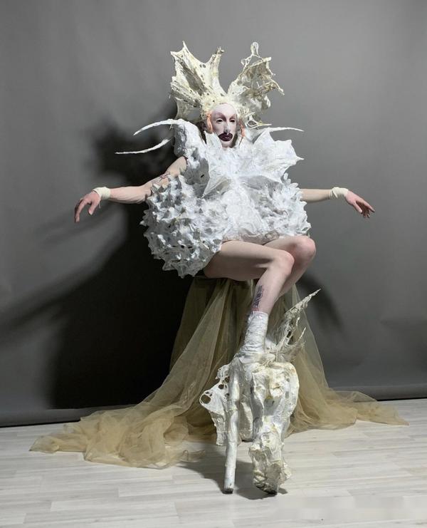 俄罗斯艺术家Gena Marvin，以伤痛创作挑衅性梦魇般的作品。 - 知乎