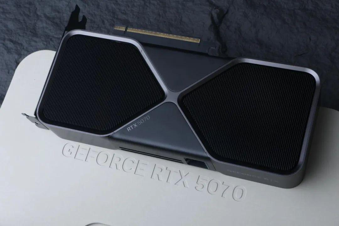 Blackwell甜点驾临——NVIDIA GeForce RTX 5070 FE初探雅评 - 知乎