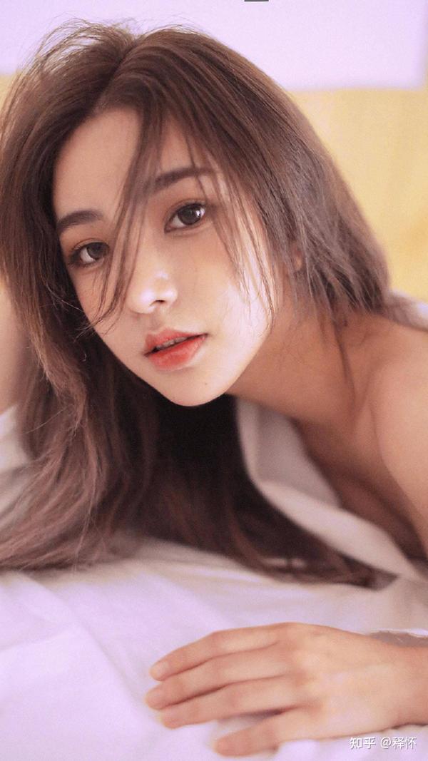 女人对你有好感,愿意和你牵手,就会释放出这样的信号 知乎