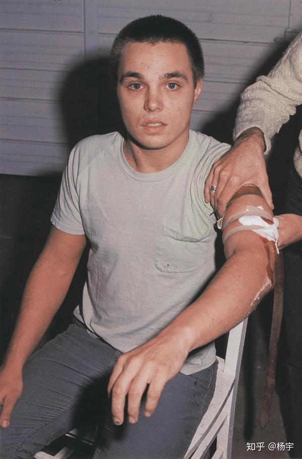 Chris Burden 克里斯 • 伯顿 | 从身体出发 (上) - 知乎