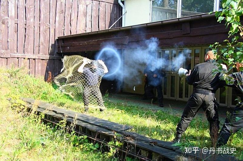 波兰RWGL-3榴弹发射器，AKM突击步枪改装的非致命武器 - 知乎