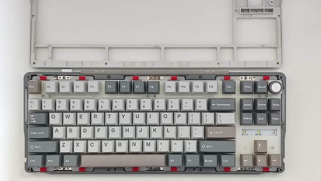 这把“胶坨坨”居然采用Leaf-Spring +Gasket双结构！ilovbee大黄蜂B87三模机械键盘体验