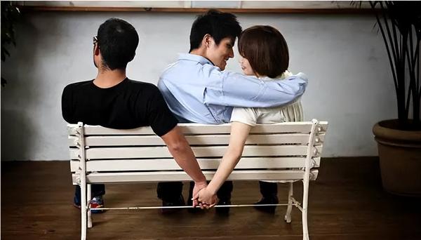 女子举报继父上班时间家中约会女性 网友:不应该开除么 知乎