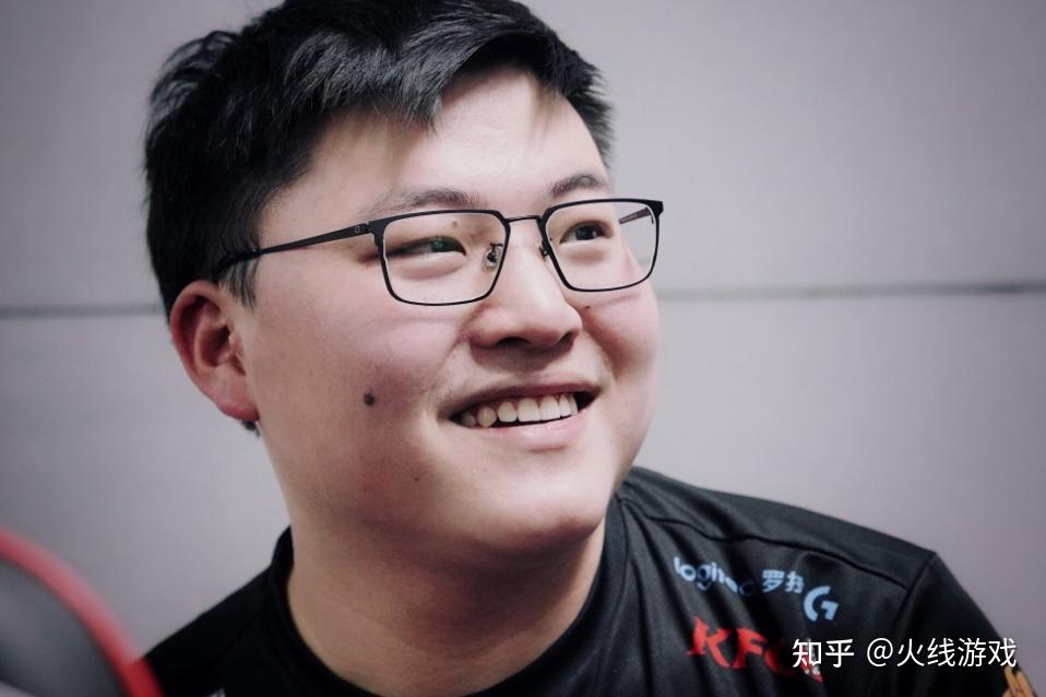 来自前RNG老队友的关怀！Karsa赛后拥抱UZI，乌兹真的尽力了 - 知乎
